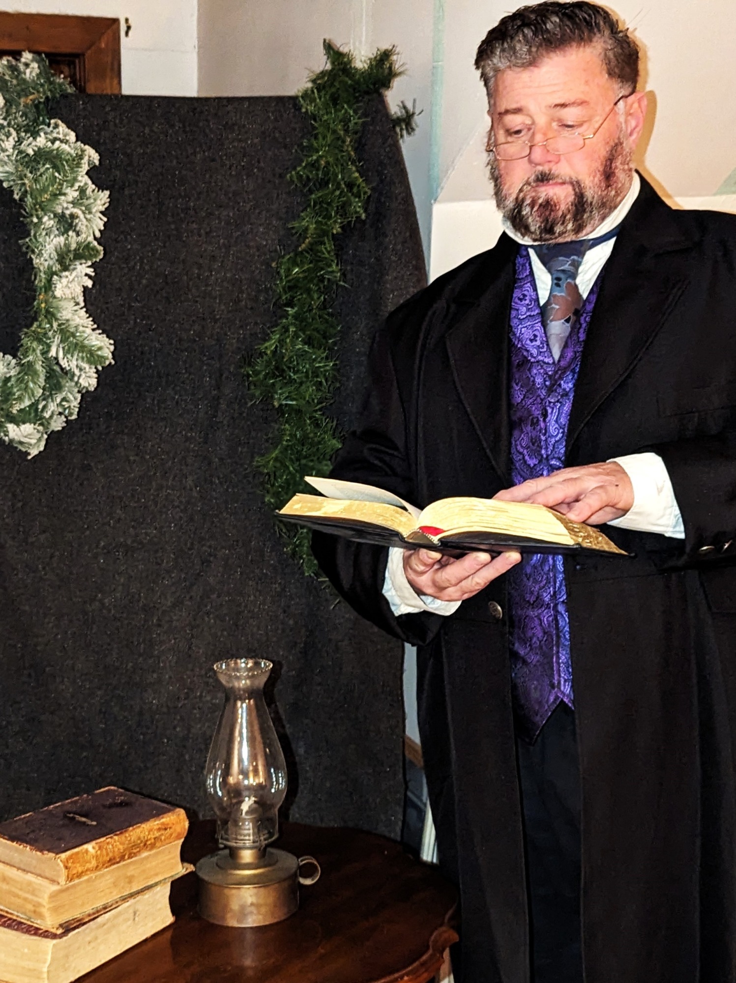 Dickens' "A Christmas Carol": A Reading